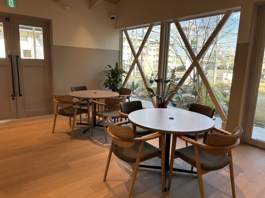 店舗画像（席種など） | 子育て支援café FLAT