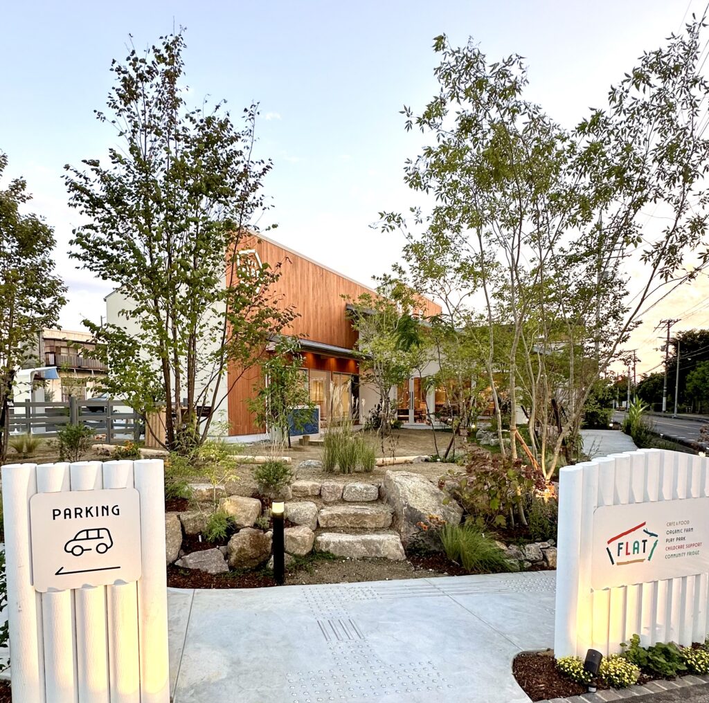 店舗画像（席種など） | 子育て支援café FLAT