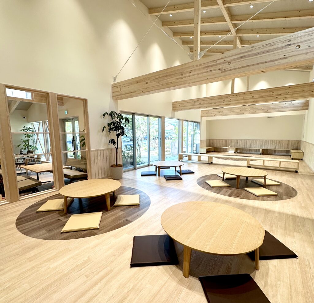 店舗画像（席種など） | 子育て支援café FLAT